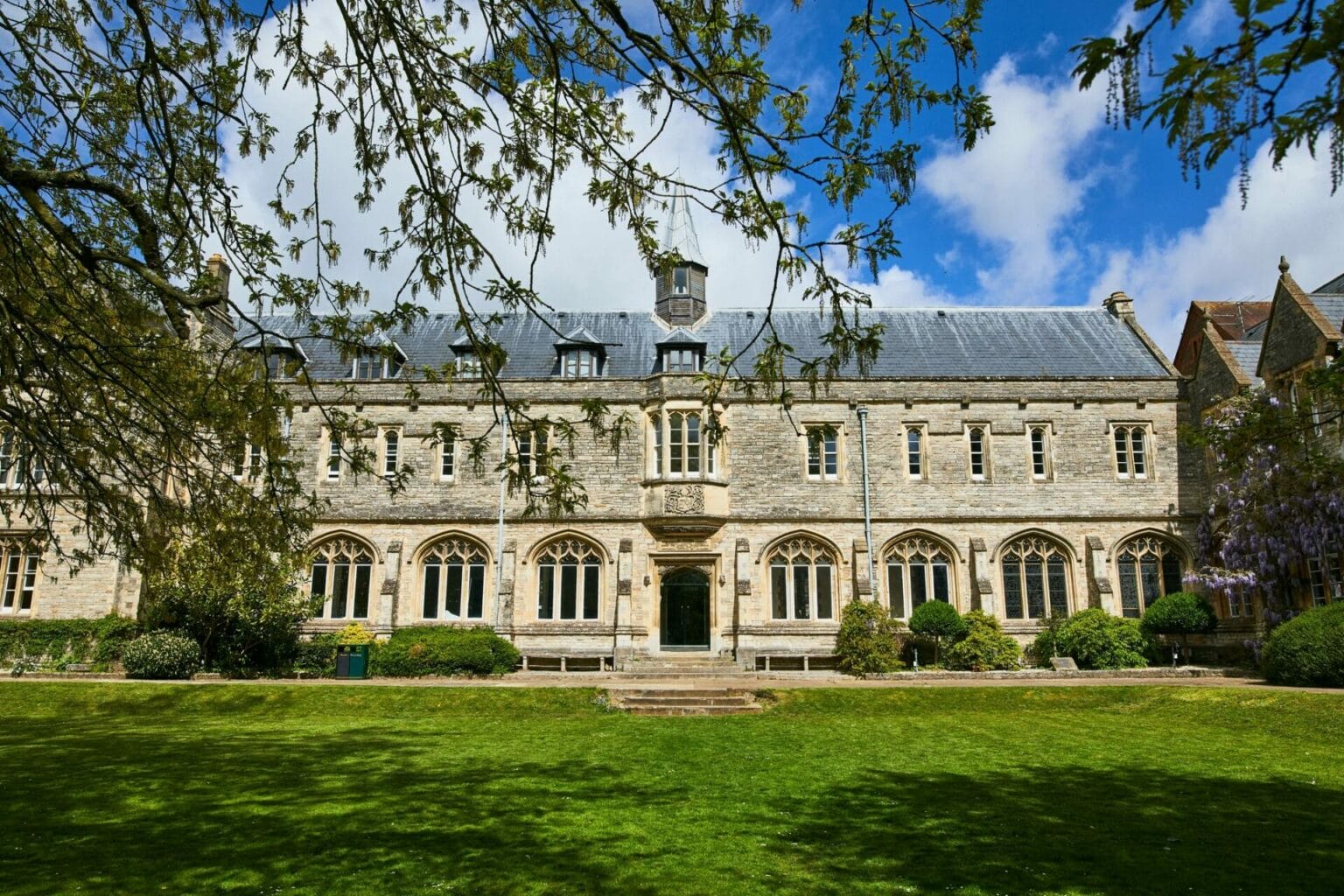 Top 10 small universities in the UK - Unifresher